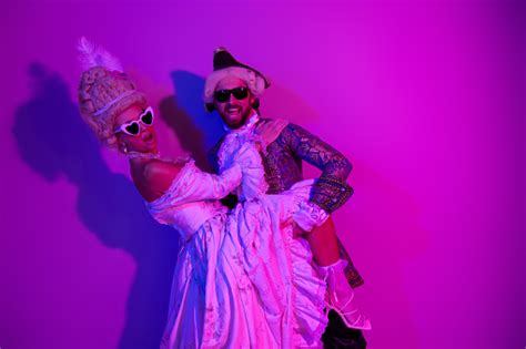 재미와 축하를 상징하는 네온 배경의 복고풍 의상을 입고 춤을 추는 고전적인 귀족 테마 커플 2명에 대한 스톡 사진 및 기타 이미지 2명 40 44세 고풍스런 Istock