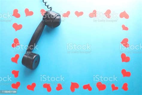 빈티지 유선 전화 헤드셋과 빨간색 종이 마음 사랑 스러운 이야기 텍스트에 대 한 복사 공간을 사랑 개념입니다 개념에 대한 스톡 사진 및 기타 이미지 Istock