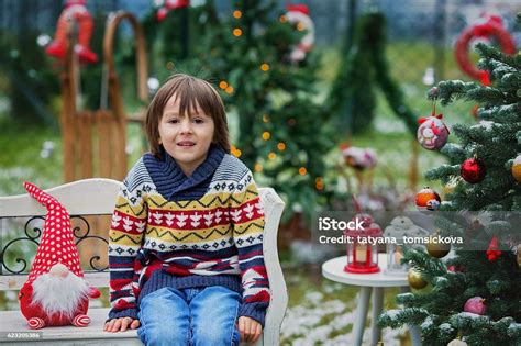귀여운 사랑스러운 아이 소년 정원에서 야외에서 즐거운 시간을 보내고 가족에 대한 스톡 사진 및 기타 이미지 가족 겨울 계절 Istock