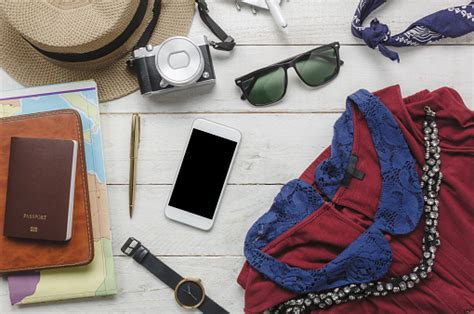 의류 및 액세서리 여행 여 성과 휴일의 최고 볼 수 있습니다 현대 흰색에 여러 항목 사무실 책상 배경 나무 의상 여행자 십 대 및 성인 필수 배낭에 대 한 휴일 개인