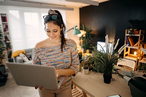 식물학과 원예에 대한 인터넷 코스를보고있는 젊은 여성 성장 개념에 대한 스톡 사진 및 기타 이미지 성장 개념 20 24세 가정 생활 Istock