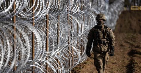 폴란드 러 미사일 영공 침범에 대사 초치…러 대사 증거대라 불응