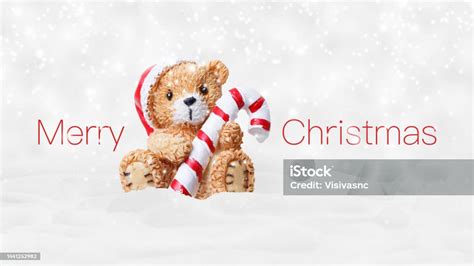 메리 크리스마스 텍스트와 빨간 모자와 사탕 줄무늬 지팡이 스틱이 눈 덮인 배경에 격리된 테디 베어 인사말 기프트 카드 또는 프로모션 광고 배너를 위한 흰색 크리스마스 개념