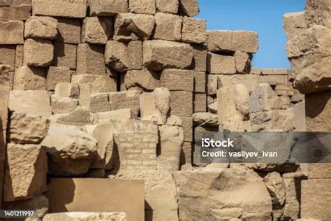 고대 이집트 파라오와 신들의 동상 벽에 다양한 상형 문자 카르낙 사원은 고대 이집트에서 가장 큰 단지입니다 건축에 대한 스톡 사진 및 기타 이미지 Istock