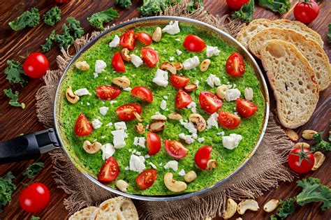 토마토 케일 그리스 치즈 올리브 견과류를 곁들인 야채 그린 오믈렛 0명에 대한 스톡 사진 및 기타 이미지 0명 굽기 그릇 Istock