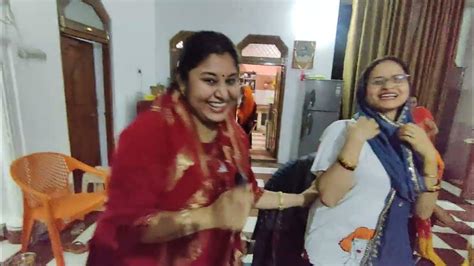 घर में शादी है तो सभी की नकल उतारती बहु और बेटियों की मस्ती के साथ