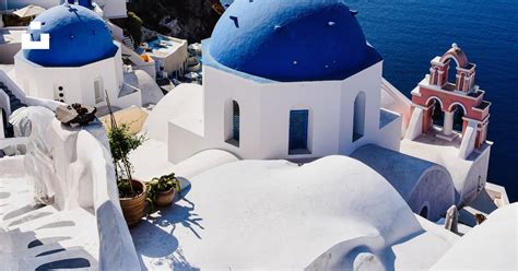 푸른 돔과 물가의 푸른 지붕이있는 흰색 건물 사진 Unsplash의 무료 산토리니 이미지