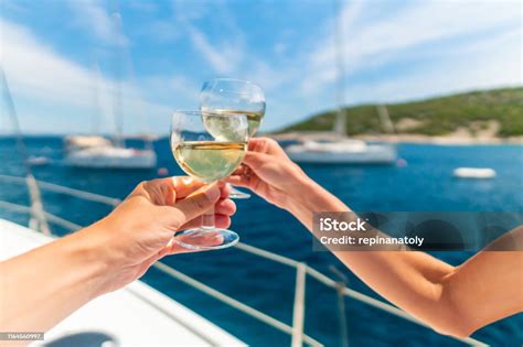 부부는 배경에 요트와 바다 배경 위에 화이트 와인의 두 잔을 들고 화이트 와인에 대한 스톡 사진 및 기타 이미지 화이트 와인