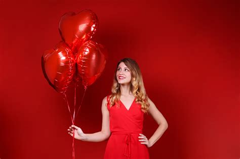 물결 모양의 머리를 가진 여성 모델과 해피 발렌타인 데이 개념 이미지 곱슬 머리에 대한 스톡 사진 및 기타 이미지 곱슬 머리 공기 주입 관능 Istock