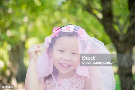 공원에서 웃 고 있는 어린 소녀 공원에 대한 스톡 사진 및 기타 이미지 공원 공주 귀여운 Istock