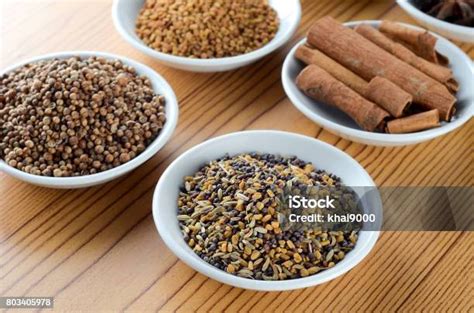 혼합된 향신료 아니 스 나무 배경 위에 그릇에 열매 계 피 호로 파 건강한 식생활에 대한 스톡 사진 및 기타 이미지 건강한 식생활 건조한 마늘 Istock