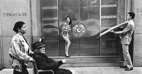 풍경탐험 패션모델과 노인