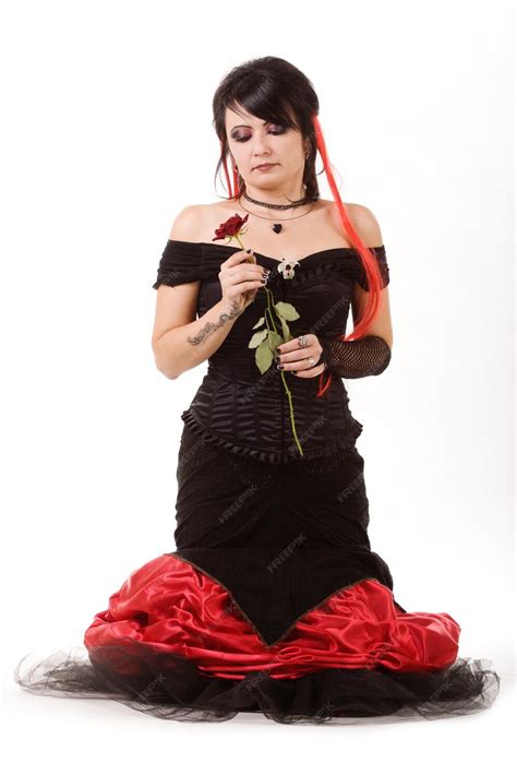 Красивая молодая девушка с рыжими волосами в длинном готическом черно красном кружевном платье