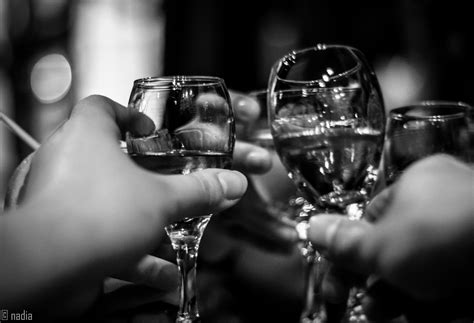 тапети хора ръце близък план питие стъклена чаша боке алкохол уиски Монреал шампанско