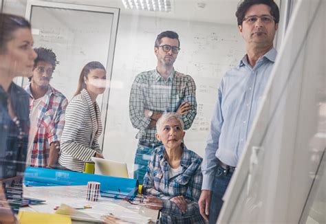 팀 사무실에서 직원 회의에 새로운 비즈니스 전략을 계획을 시작 합니다 하얀 칠판에 대한 스톡 사진 및 기타 이미지 하얀 칠판 Staff Meeting 계획 Istock