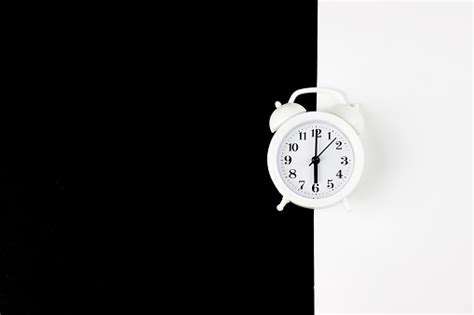 복사 공간으로 흑백 톤의 종이 배경을 장식하기위한 클로즈업 알람 시계 건강한 밤 수면 창조적 인 개념 0명에 대한 스톡 사진 및 기타 이미지 Istock