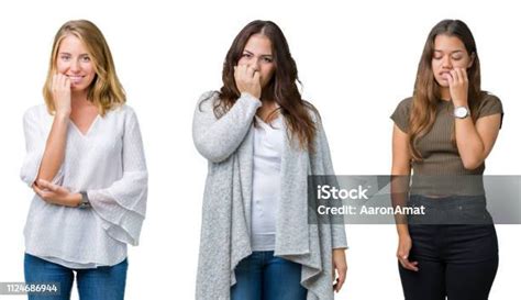 흰색 고립 된 배경 위에 세 젊은 아름 다운 여자의 그룹의 콜라주 스트레스와 입 물고 손톱에 손으로 긴장 찾고 불안 문제 감정에