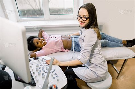 微笑的女医生和她的非洲女病人在诊断超声室。诊断。超声。