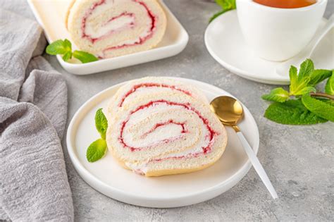 딸기 잼과 회색 배경에 흰색 접시에 크림을 곁들인 스폰지 케이크 롤 공간을 복사합니다 0명에 대한 스톡 사진 및 기타 이미지