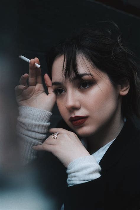 검은색 배경 긴 머리 담배 담배를 피우는 머리카락에 손을 대다 빨간 옷 수직 쐈어 얼굴 여성 초상화 패션 사진