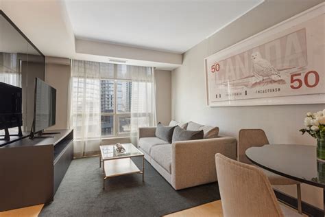 흰색 창 커튼 옆에 있는 회색 단면 소파 사진 Unsplash의 무료 거실 이미지