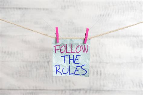显示遵守规则的书写笔记遵守合规法规或指南的商业概念晾衣绳夹矩形纸高清图片下载 正版图片503753233 摄图网