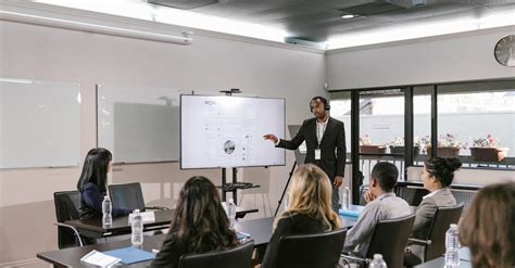 공동 작업 관리 기술 기업 설정 기업인 남자 다양성 동료 리더십 말하고 있는 말하는 모니터 비즈니스