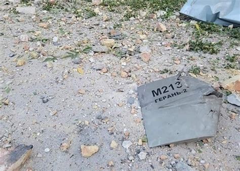 У Києві уламки російського дрона впали на територію дитсадка