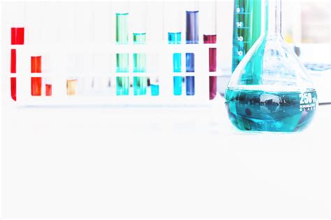 다채로운 액체 화학 물질로 채워진 시험관이있는 플라스크 및 측정 실린더를 포함한 과학 실험실 유리 제품 비커에 대한 스톡 사진