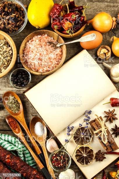 요리 책 그리고 나무 테이블에 향신료입니다 음식 준비입니다 부엌에서 오래 된 책입니다 음식에 대 한 조리법 요리책에 대한 스톡 사진 및 기타 이미지 Istock