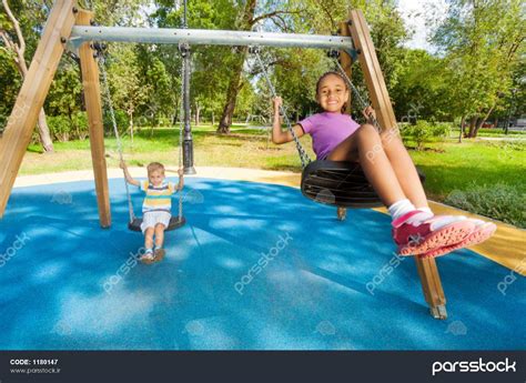 پسر و دختری که روی تاب می خوانند 1180147