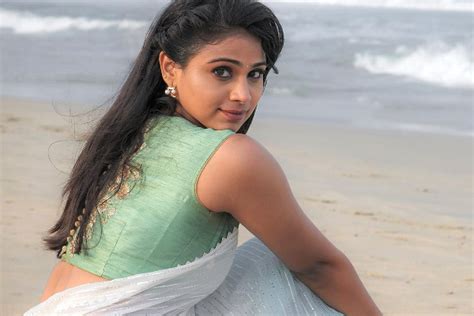 நடிகர் லிவிங்ஸ்டன் மகளா இது கடற்கரையில் அழகிய புகைப்படங்கள்