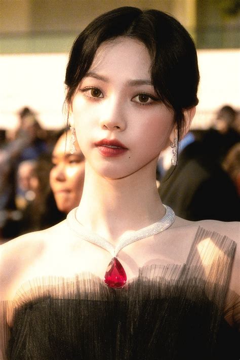 [잡담] 카리나 인스타 보는데 목걸이 진심 개비싸보임 인스티즈 Instiz K Pop 예능 카테고리