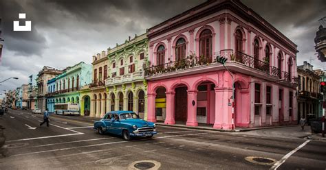 분홍색과 파란색 페인트로 건물 앞에 주차 된 차 사진 Unsplash의 무료 하바나 쿠바 이미지