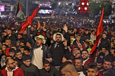 프랑스전 패배로 흥분한 모로코 팬 국기 빼앗고 차량 공격까지