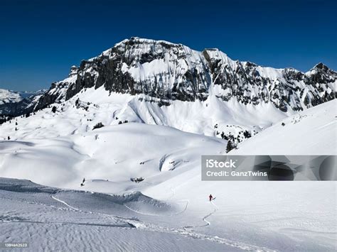 스위스에서 스키 투어 글라루스 우리 스위스 주 실베렌 산에서 스키를 타고 등산 0명에 대한 스톡 사진 및 기타 이미지 0명