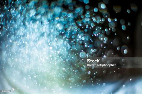 물 거품에서 Bokeh 반짝이 배경 색상형 추상화 합니다 점성술 신비한 갤럭시 성운 그리고 무한대로 개념 및 너머에서 우주 우주 검은색에 대한 스톡 사진 및 기타 이미지