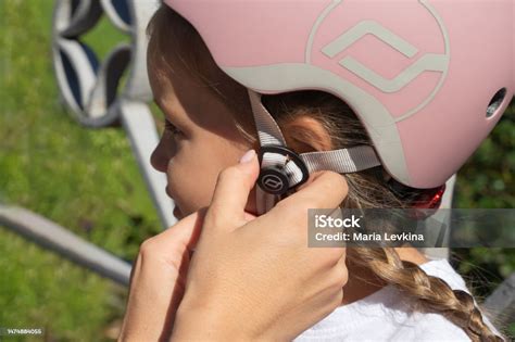 엄마는 여름에 공원에서 딸 아이에게 인라인 스케이트 롤러 보호 헬멧을 착용합니다 가족 레저 야외 스포츠 활동 게임 2명에 대한 스톡 사진 및 기타 이미지 Istock