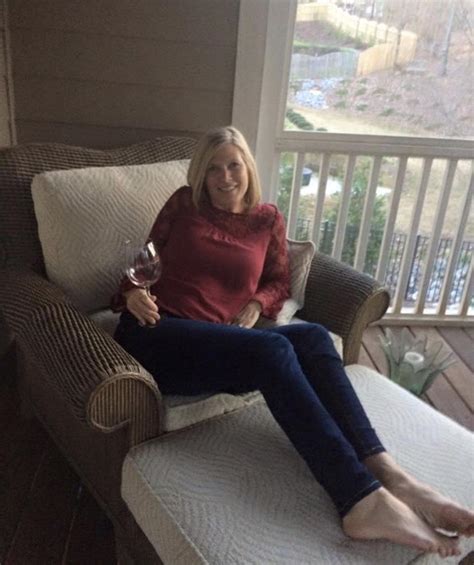 Who Wants To Jerk Off To My Mom On Cam While I Feed DM Scrolller