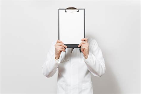 흰색 바탕에 고립 된 젊은 의사 남자를 웃 고 메모장 폴더에 의료 유니폼 청진 기 건강 카드에서 남자 의사 빈 시트입니다 의료 인력 건강 의학 개념입니다 공간 복사 Mri