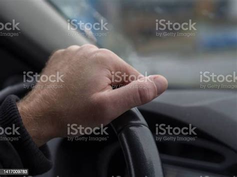 남자 손을 잡고 일 Defocused 자동차 배경 내에서 Streering 바퀴 보기 닫기 교통에 대한 스톡 사진 및 기타