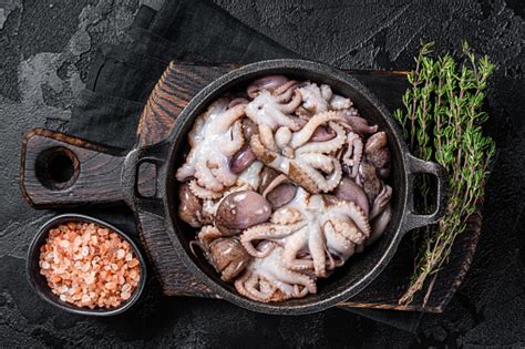 요리 할 준비가 프라이팬에 원시 어린 아기 문어 검은 색 배경 위쪽 보기 문어에 대한 스톡 사진 및 기타 이미지 문어 도마 요리 도구 날것 Istock