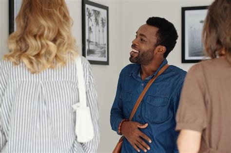 Premium Photo Man Visiting Art Gallery