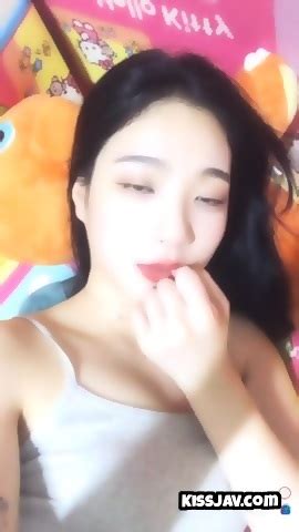 Asia 밑에가슴 보여주는 이쁜여자