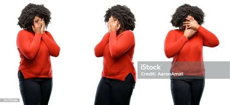 그녀의 손가락을 통해 엿보기 Confusedly 광범위 하 게 보고 손으로 얼굴을 덮고 수줍은 모습 웃는 여자에 대한 스톡 사진 및 기타 이미지 Istock