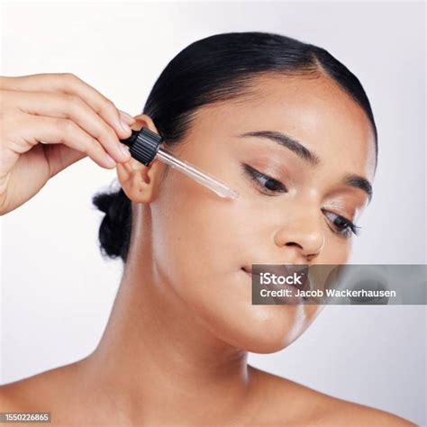 여성 얼굴 오일 세럼 아름다움 스킨케어 스튜디오 배경에 분리된 화장품 천연 화장품 피부과와 함께 피부 광채를 위한 피펫과 히알루론산이 있는 여성 모델 사람 얼굴에 대한 스톡