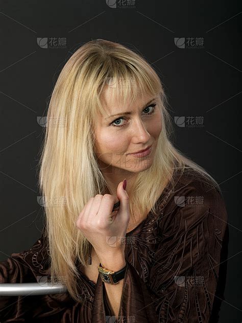 美丽的金发在黑暗的背景。