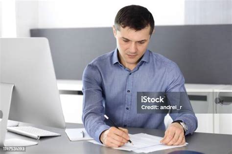 현대 사무실에서 컴퓨터와 함께 작업 하는 사업가 직장에서 남성 사업가 또는 회사 책임자의 헤드샷 비즈니스 컨셉 30 39세에 대한 스톡 사진 및 기타 이미지 Istock