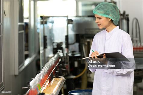음료 공장에서 품질을 확인하기 위한 노트북에 글을 쓰거나 기록하는 여성 공장 근로자 25 29세에 대한 스톡 사진 및 기타 이미지 25 29세 검사 보기 고용과 노동