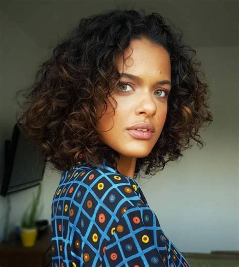 Красиви прически за къдрава къса и средна коса За Жената